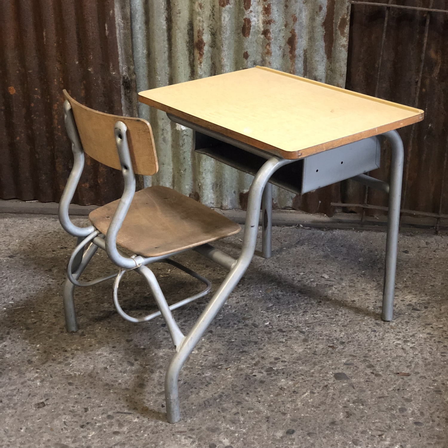 SCHOOLBANK stoer – Dickens Style